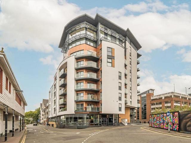 Water Lane, Kingston Upon Thames KT1 1 bed flat to rent £1,750 pcm £404 pw