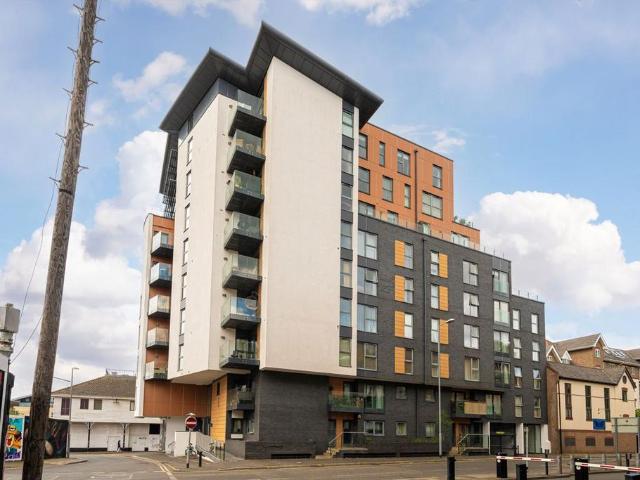 Water Lane, Kingston Upon Thames KT1 2 bed flat to rent £2,800 pcm £646 pw