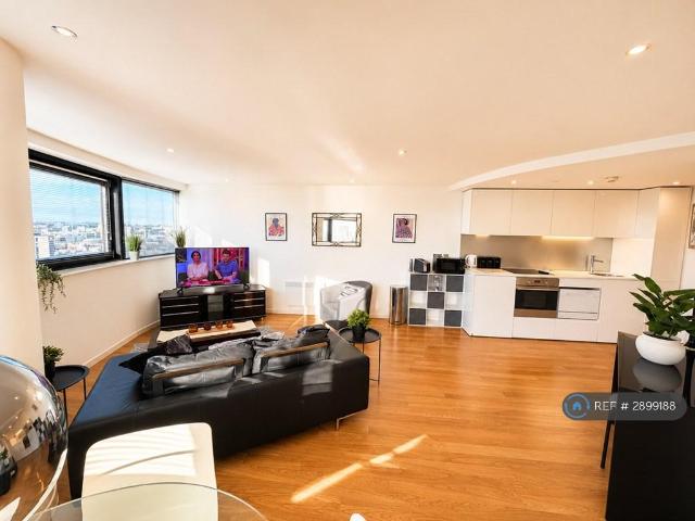 Water Lane, Leeds, LS11 2 bed flat to rent £1,275 pcm £294 pw