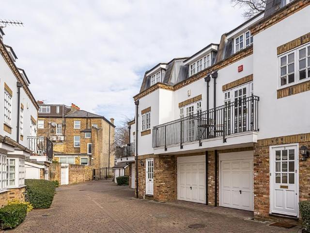 Watermans Mews The Mall W5 EPC D 2 bed mews to rent £3,750 pcm £865 pw