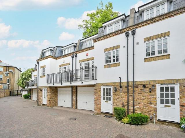 Watermans Mews, Ealing Broadway. 2 bed house to rent £3,750 pcm £865 pw