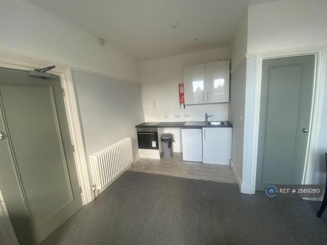 Waterden Road, Guildford, GU1 Studio to rent £1,215 pcm £280 pw