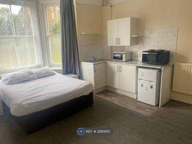 Waterden Road, Guildford GU1, Room to rent, £800 pcm | PrimeLocation