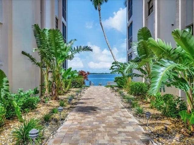 Waterfront Living for Distinguished Professionials