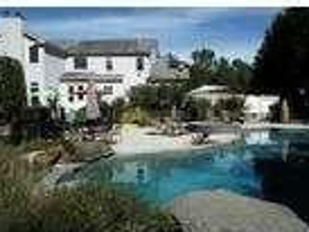 Waterfront 5 bedroom house with gorgeous pool in Crownsville