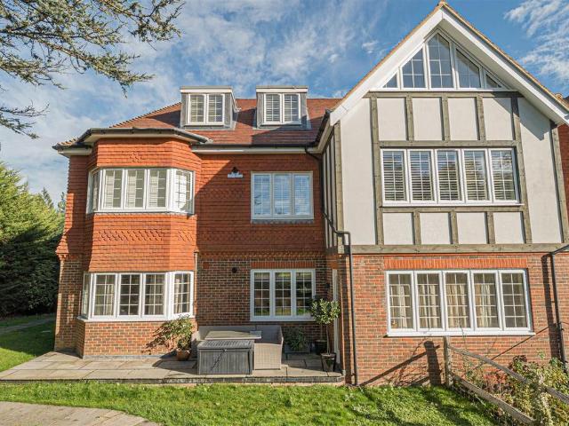 Waterhouse Lane, Kingswood, Surrey 2 bed flat to rent £3,300 pcm £762 pw