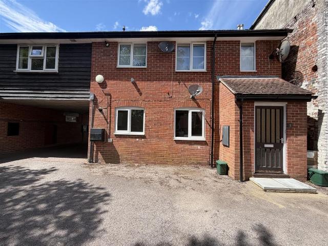 Waterloo Court, Whitchurch RG28, 2 bed flat to rent, £1,100 pcm | PrimeLocation