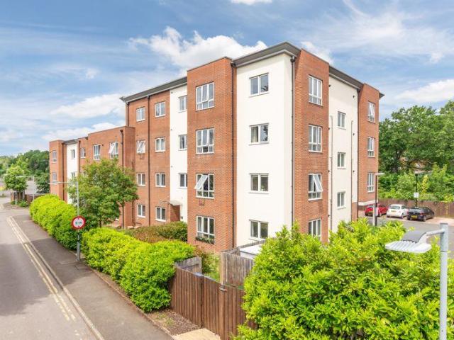 Waterloo Court, Hersham, Walton on. 2 bed apartment to rent £1,650 pcm £381 pw