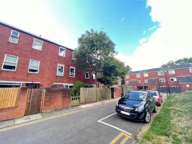 Waterloo Close, Homerton, E9 3 bed townhouse to rent £3,250 pcm £750 pw