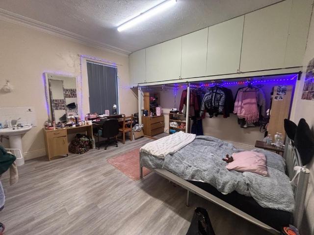 Waterloo Road, Nottingham. 8 bed semi detached house to rent £4,333 pcm £1,000 pw