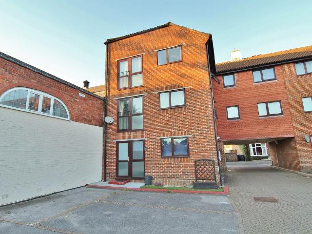 Waterloo Road, Havant PO9, 1 bed flat to rent, £925 pcm | PrimeLocation