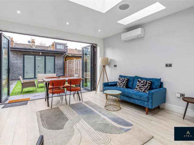 Waterloo Road, London E10, 2 bed flat to rent, £2,400 pcm | PrimeLocation