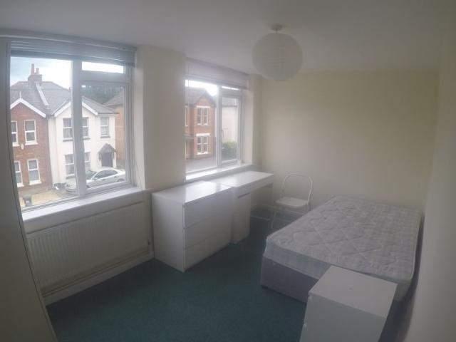 Waterloo Road, Winton, Bournemouth BH9, 4 bed flat to rent, £1,450 pcm | PrimeLocation