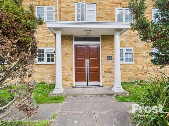Waters Drive, Staines Upon Thames. 2 bed apartment to rent £1,600 pcm £369 pw