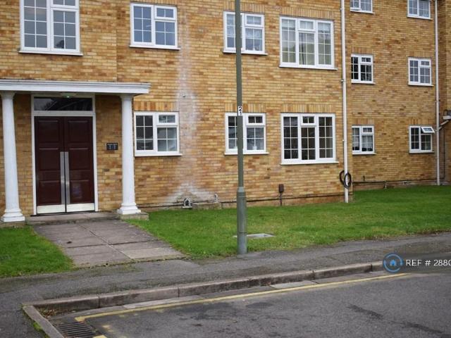Waters Drive, Staines Upon Thames, TW18 2 bed flat to rent £1,750 pcm £404 pw