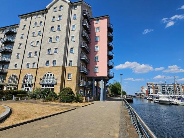 Waters Edge, Port Marine, Portishead. 2 bed penthouse to rent £1,650 pcm £381 pw