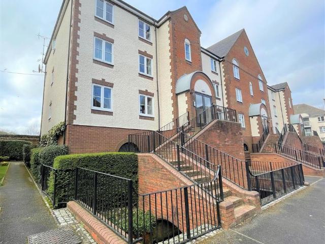 Waterside Court, Alton GU34, 2 bed flat to rent, £1,350 pcm | PrimeLocation