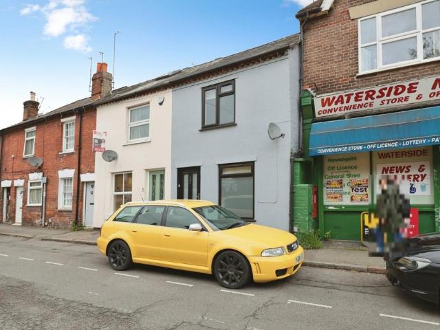 Waterside, Chesham, Buckinghamshire, HP5 2 bed terraced house to rent £1,575 pcm £363 pw