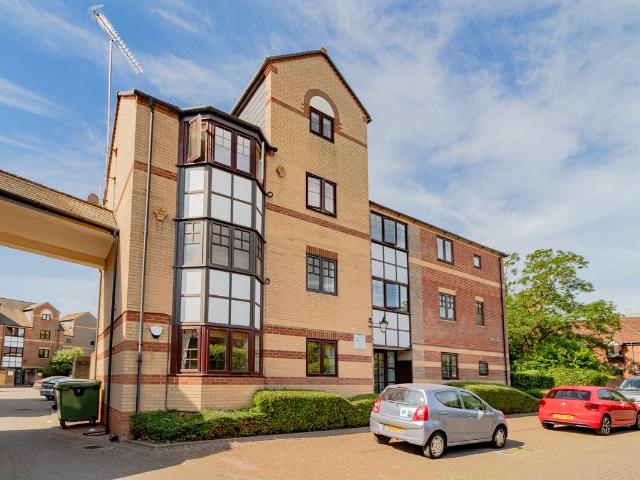 Waterside Gardens, Reading RG1, 1 bed flat to rent, £1,200 pcm | PrimeLocation