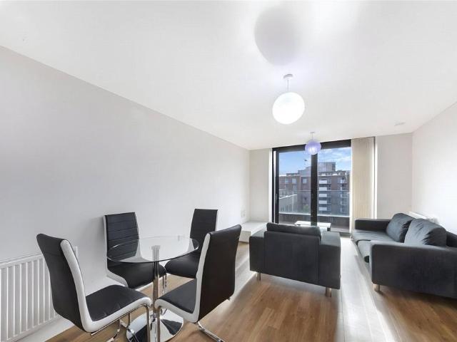 Waterside Heights, Waterside Park. 2 bed apartment to rent £2,200 pcm £508 pw