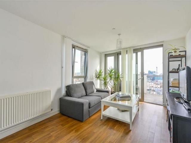 Waterside Heights, Booth Road. 2 bed apartment to rent £2,399 pcm £554 pw