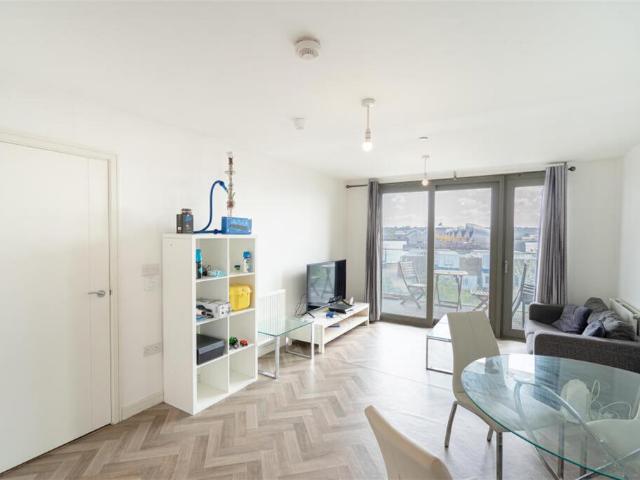 Waterside Heights, Boothe Road. 2 bed apartment to rent £2,299 pcm £531 pw