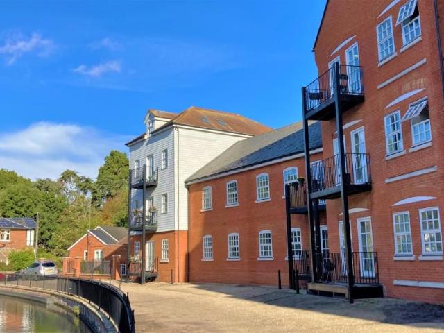 Waterside Lane, Colchester CO2, 2 bed flat to rent, £1,250 pcm | PrimeLocation
