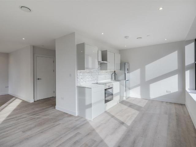 Waterwood House, Uxbridge UB8, 1 bed flat to rent, £1,300 pcm | PrimeLocation