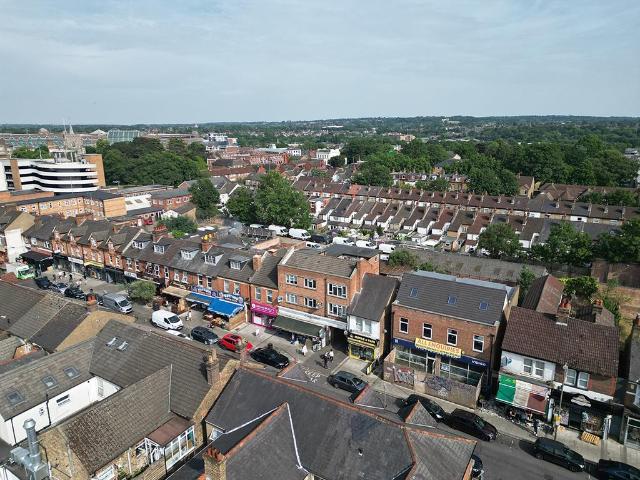 Watford, Hertfordshire WD18 2 bed flat to rent £1,695 pcm £391 pw