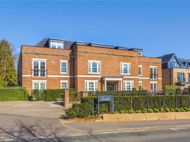 Watford Road, Radlett, Hertfordshire. 2 bed apartment to rent £4,000 pcm £923 pw