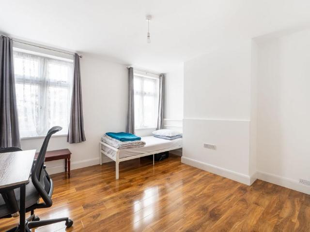 Watford Road, Wembley, Harrow, HA1 4 bed flat to rent £2,800 pcm £646 pw