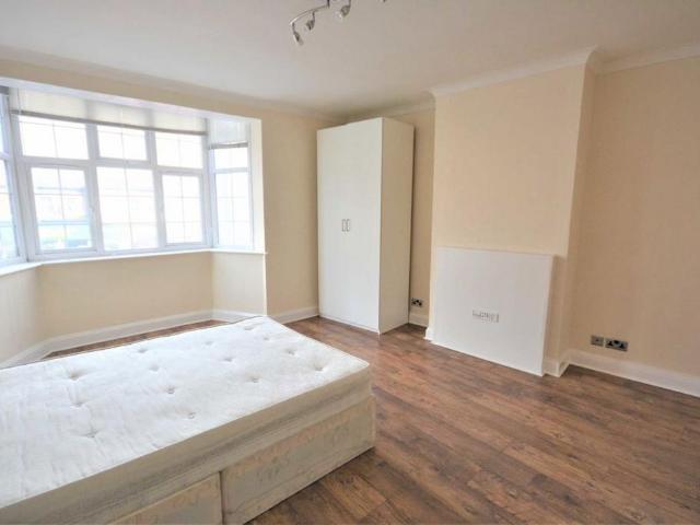 Watford Way, Hendon NW4 2 bed flat to rent £1,700 pcm £392 pw