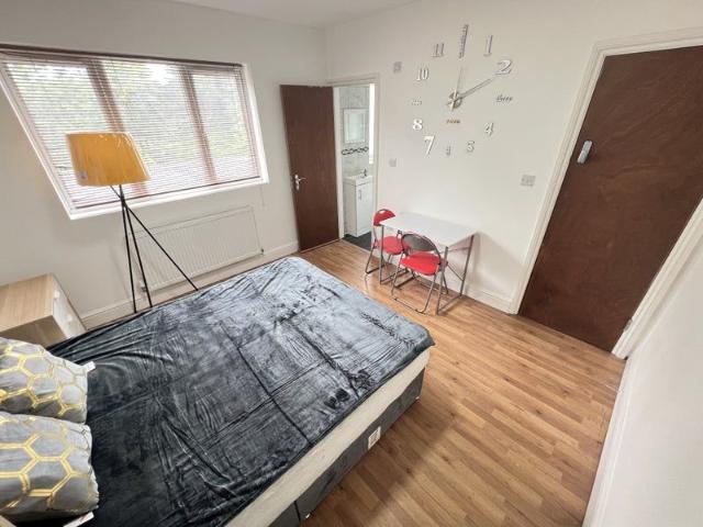 Watford Way, London NW4, Room to rent, £940 pcm | PrimeLocation