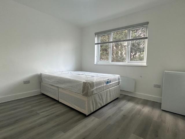 Watford Way, London NW4, Room to rent, £1,250 pcm | PrimeLocation