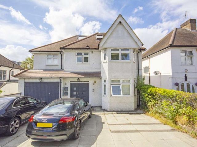 Watford Way, London NW4 Studio to rent £1,150 pcm £265 pw