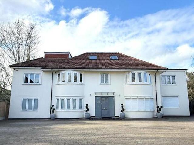 Watford Way, Mill Hill, 3 Bedroom Apartment