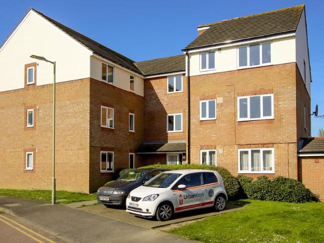 Watford WD18 2 bed flat to rent £1,600 pcm £369 pw