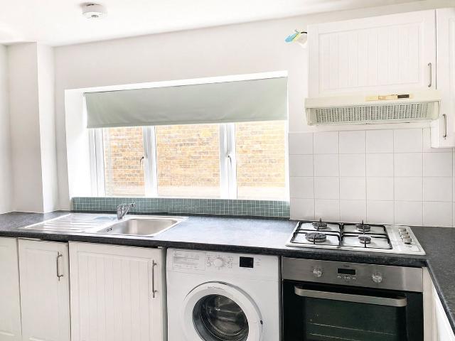 Watling Street, Radlett, Hertfordshire WD7, 1 bed flat to rent, £1,100 pcm | PrimeLocation