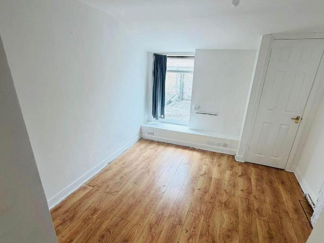 Watling Street, Radlett WD7, 1 bed flat to rent, £1,050 pcm | PrimeLocation