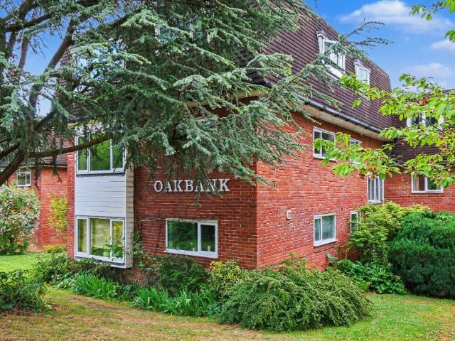 Watling Street, Radlett WD7 2 bed flat to rent £1,550 pcm £358 pw