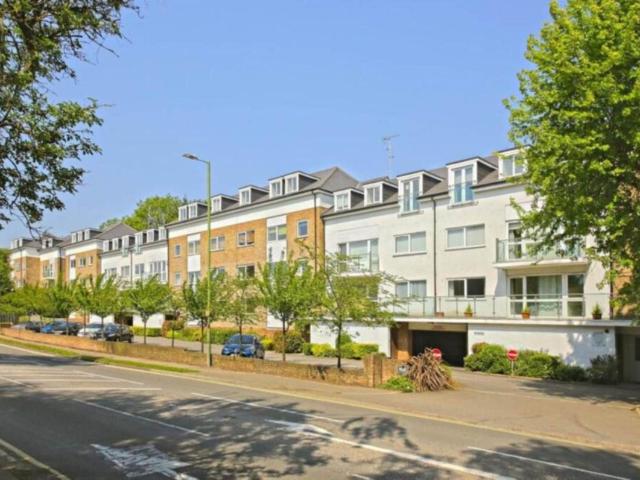 Watling Street, Radlett WD7, 2 bed flat to rent, £1,600 pcm | PrimeLocation
