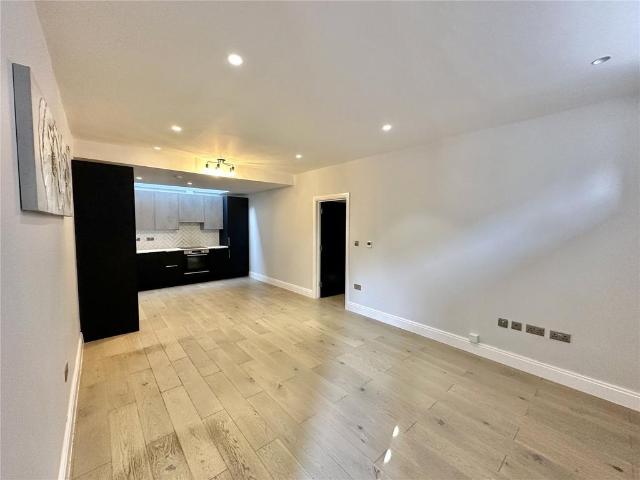 Watling Street, Radlett. 1 bed apartment to rent £1,450 pcm £335 pw