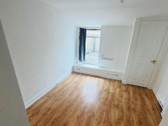 Watling Street, Radlett 1 bed flat to rent £1,050 pcm £242 pw