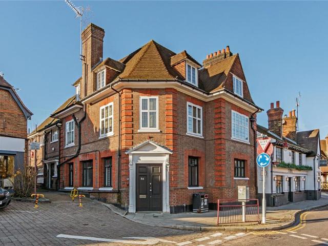 Watling Street, Radlett. 2 bed apartment to rent £1,800 pcm £415 pw
