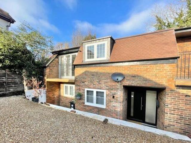Watling Street, Radlett, 2 Bedroom End