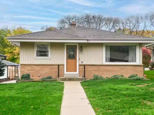 Wauwatosa Home close to Village, Mall, and Froedtert & MCW 20.