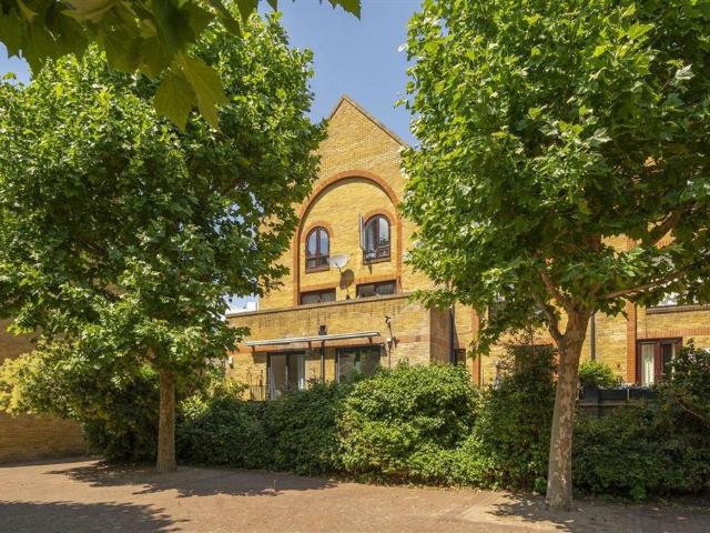 Waveney Close, London E1W 2 bed flat to rent £2,850 pcm £658 pw