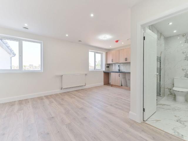 Waverley Way, Carshalton Beeches, Carshalton SM5, Studio to rent, £1,300 pcm | PrimeLocation