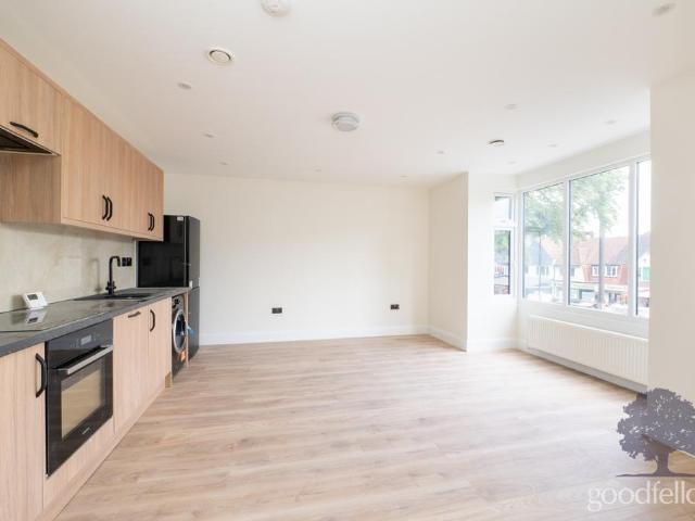Waverley Way, Carshalton SM5 1 bed apartment to rent £1,650 pcm £381 pw