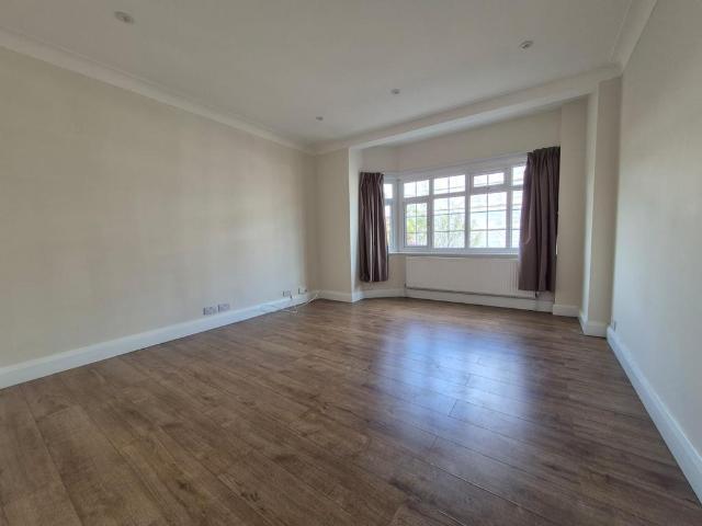 Waverley Court, EN2 2 bed flat to rent £1,800 pcm £415 pw